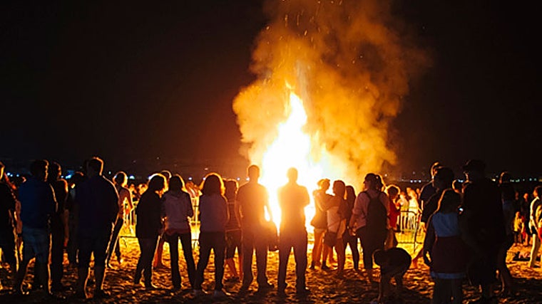 Dónde celebrar la noche de San Juan cerca de Sevilla: conciertos, hogueras y playas cercanas