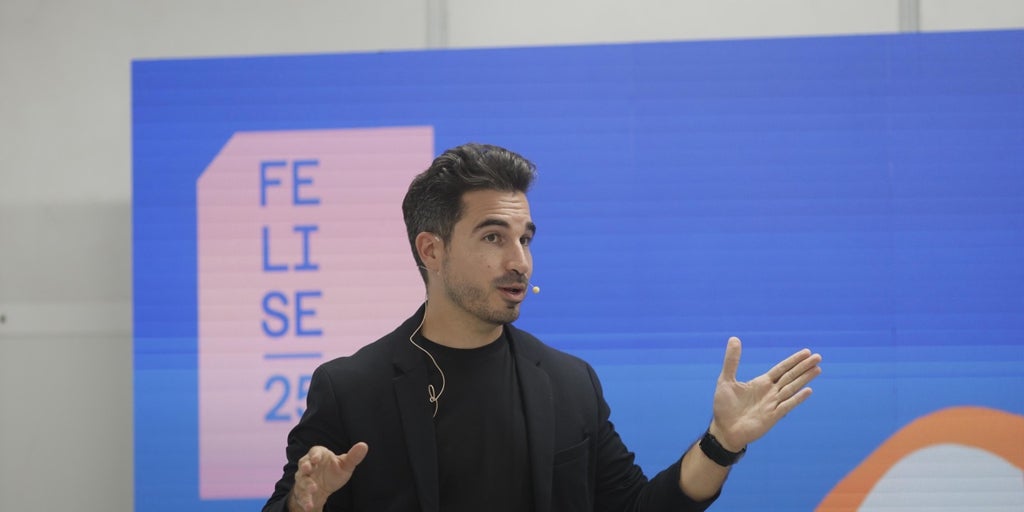 Javier Castillo enciende Sevilla con 'El susurro del fuego', su novela ...