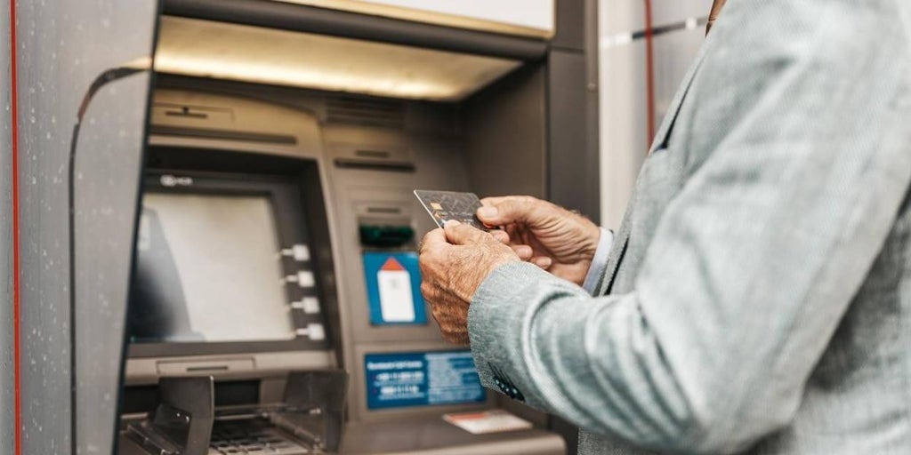 Un hombre descubre un fallo en un cajero automático y logra estafar 1,6 ...