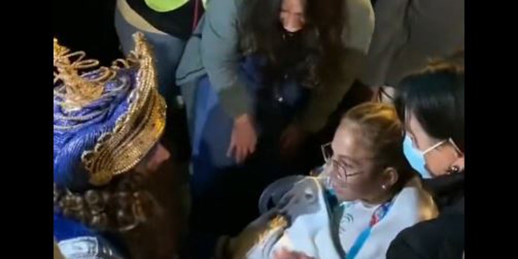 El cariñoso gesto del Rey Gaspar en Granada con una niña recién salida ...