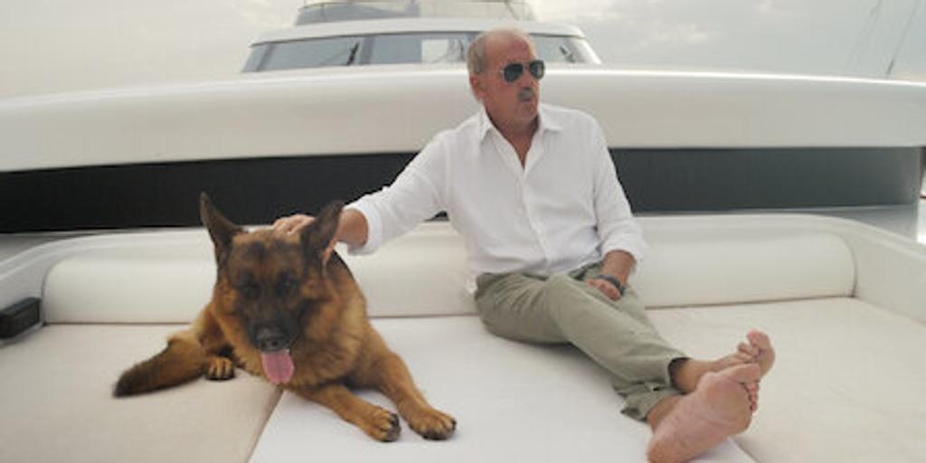 tiene una mansión, un chef privado y viaja en limusina