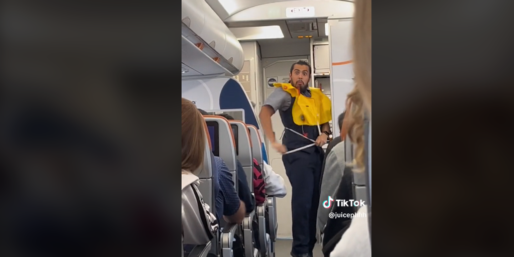 La «actuación de Broadway» con la que arrasa un azafato para mantener ...