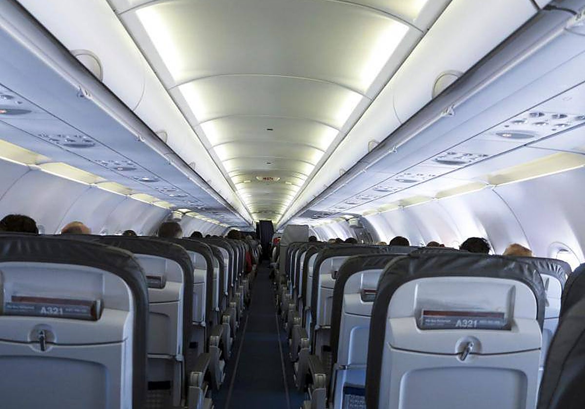 El motivo por el que se apagan las luces del avión en el despegue y aterrizaje