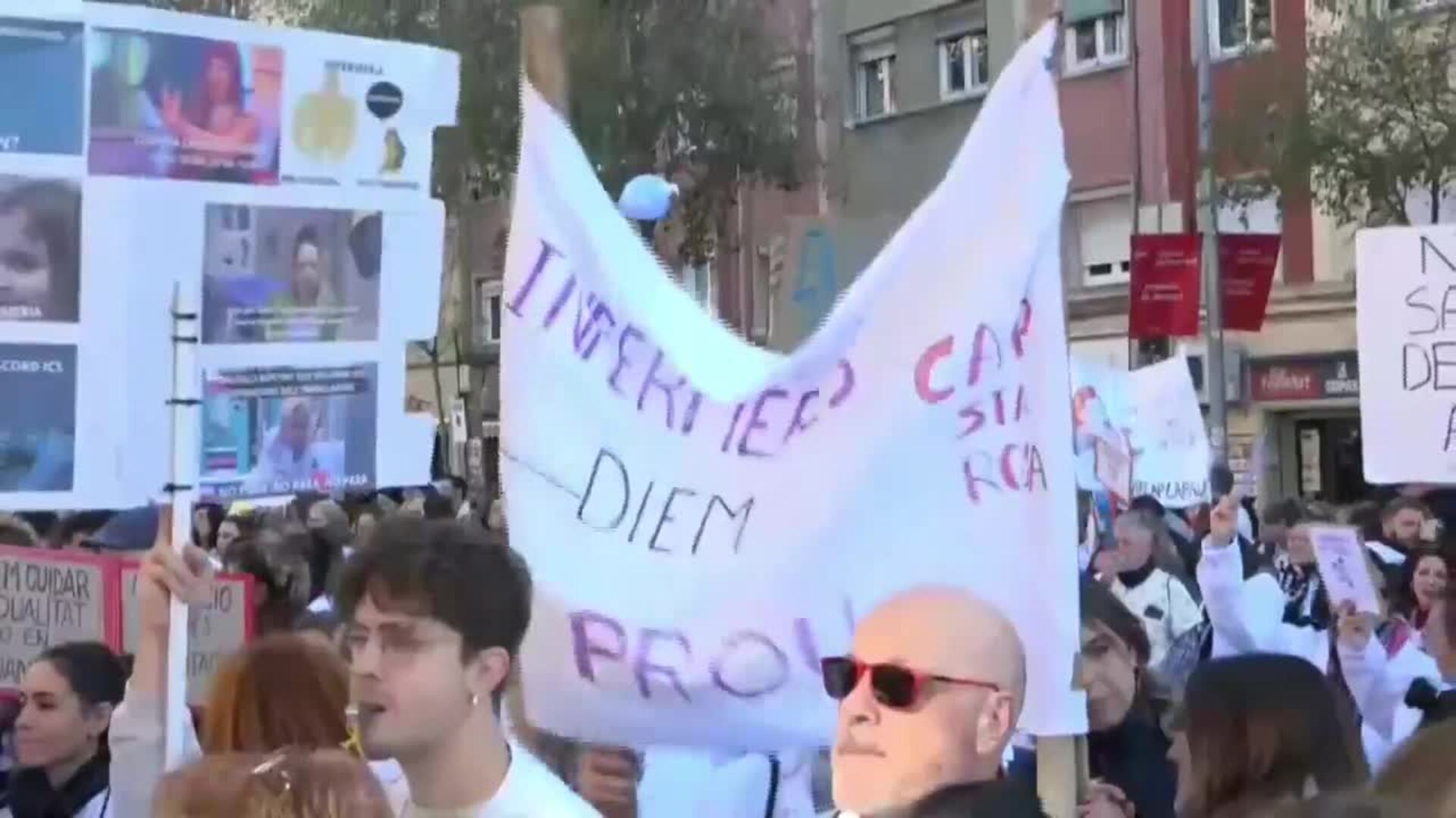 Miles de enfermeras vuelven a manifestarse en Barcelona para decir "basta"