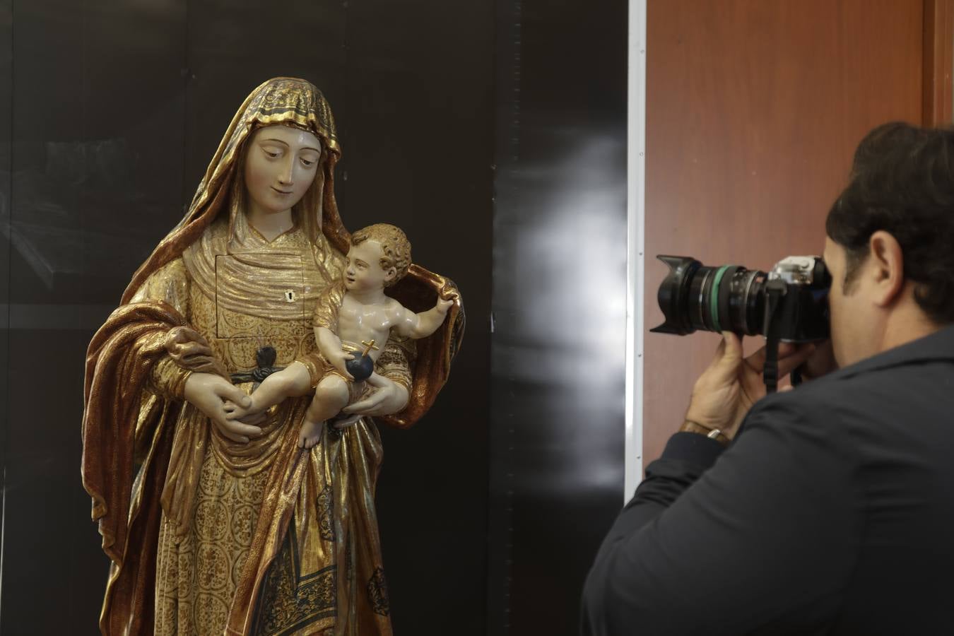Presentación de la restauración de la escultura 'Virgen con Niño' de ...