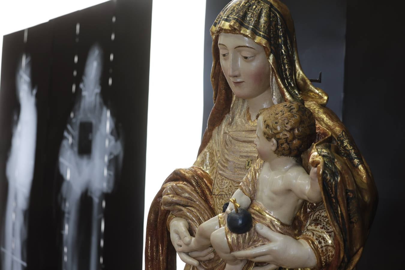 Presentación de la restauración de la escultura 'Virgen con Niño' de ...