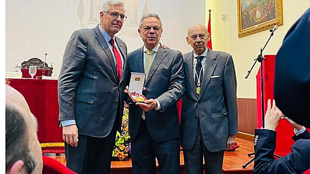 El médico Alberto Pérez Calero y el periodista Salomon Hachuel reciben las medallas del Ateneo