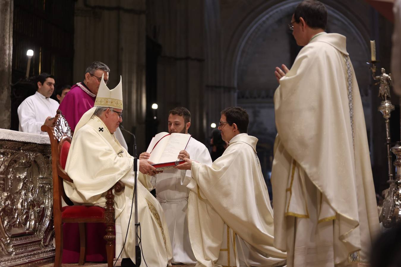 La ordenación de los dos nuevos obispos de Sevilla, en imágenes