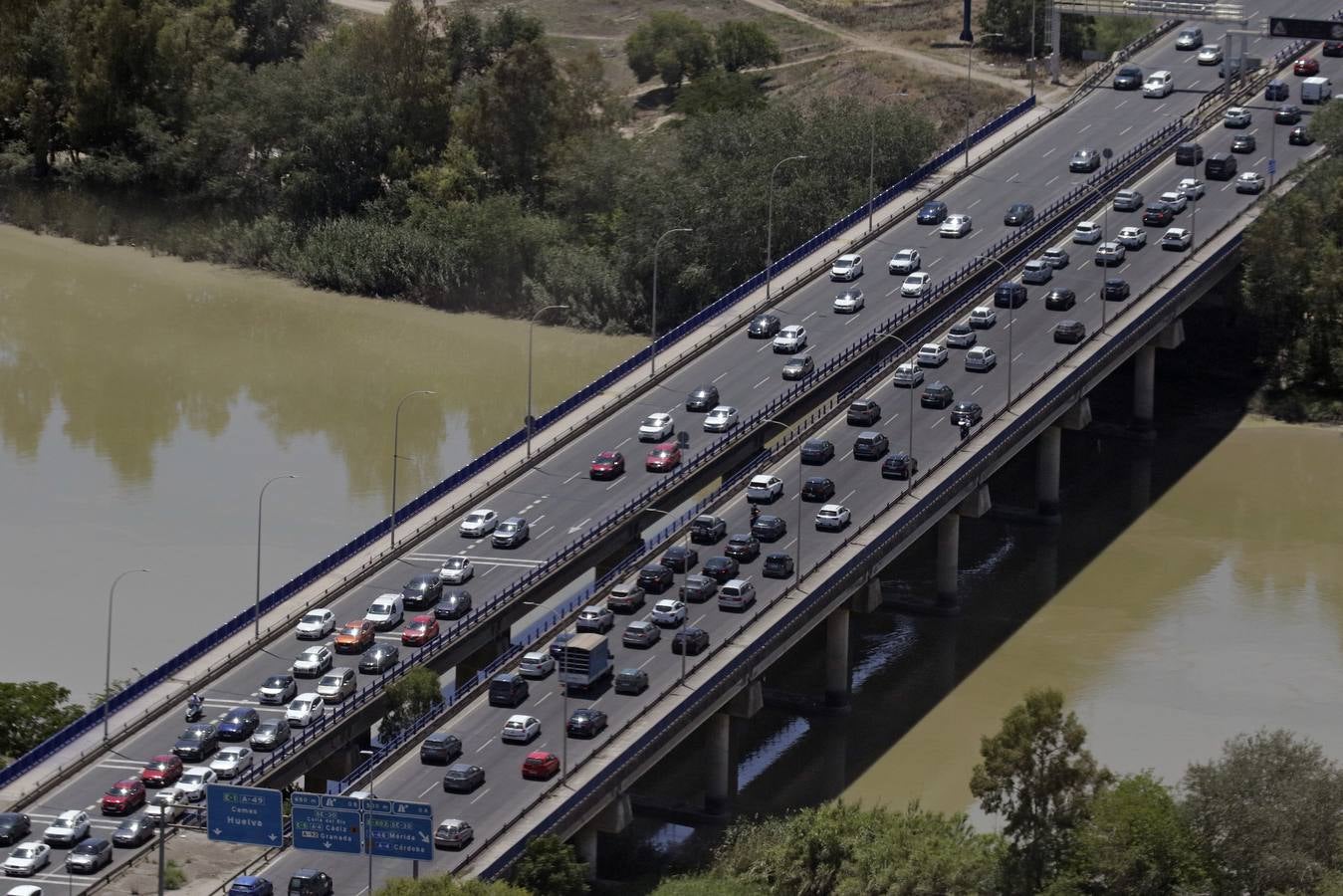 Las imágenes de los atascos en la salida hacia las playas desde Sevilla