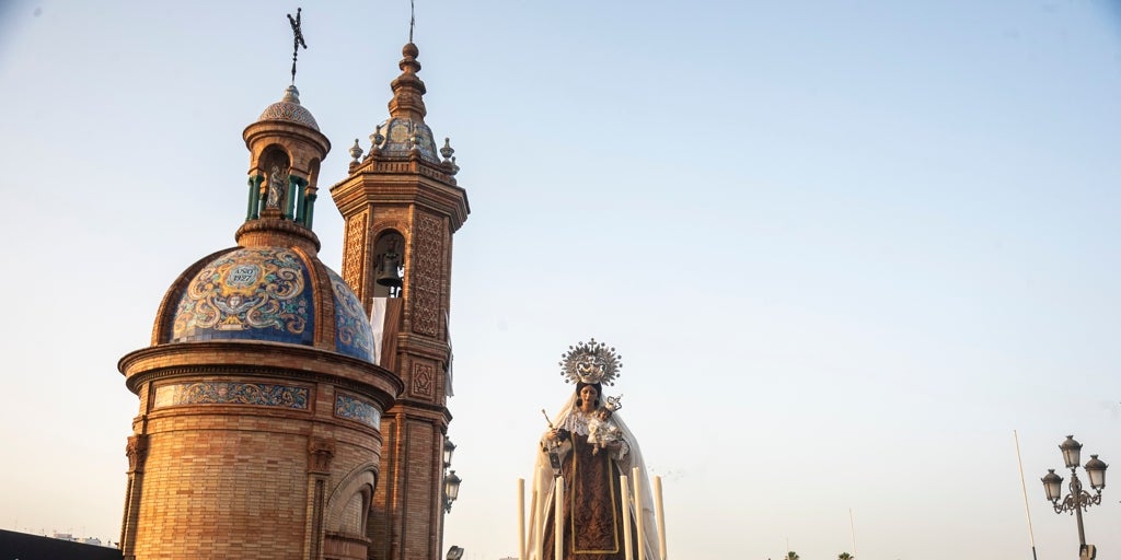El traslado de la Virgen del Carmen del puente, en imágenes