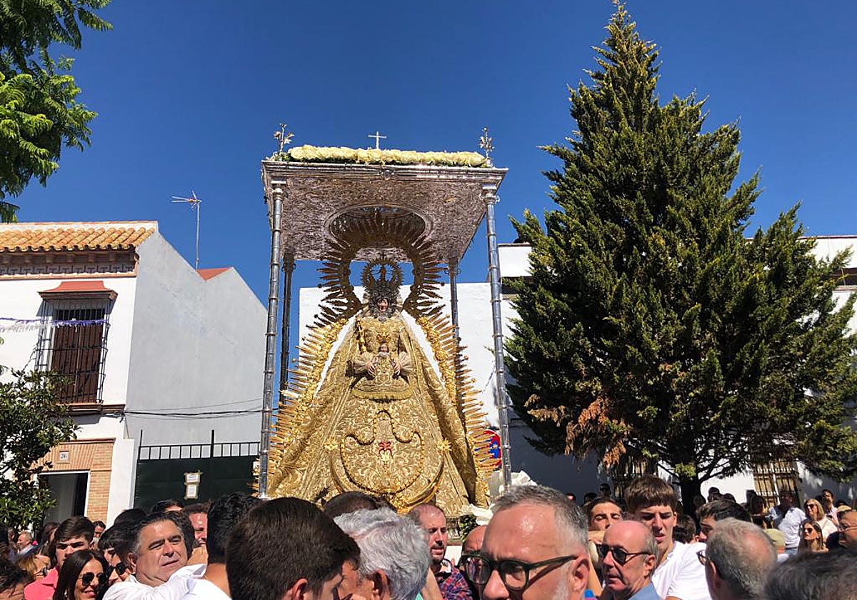 La Virgen de Gracia recorre Carmona entre un gentío de personas