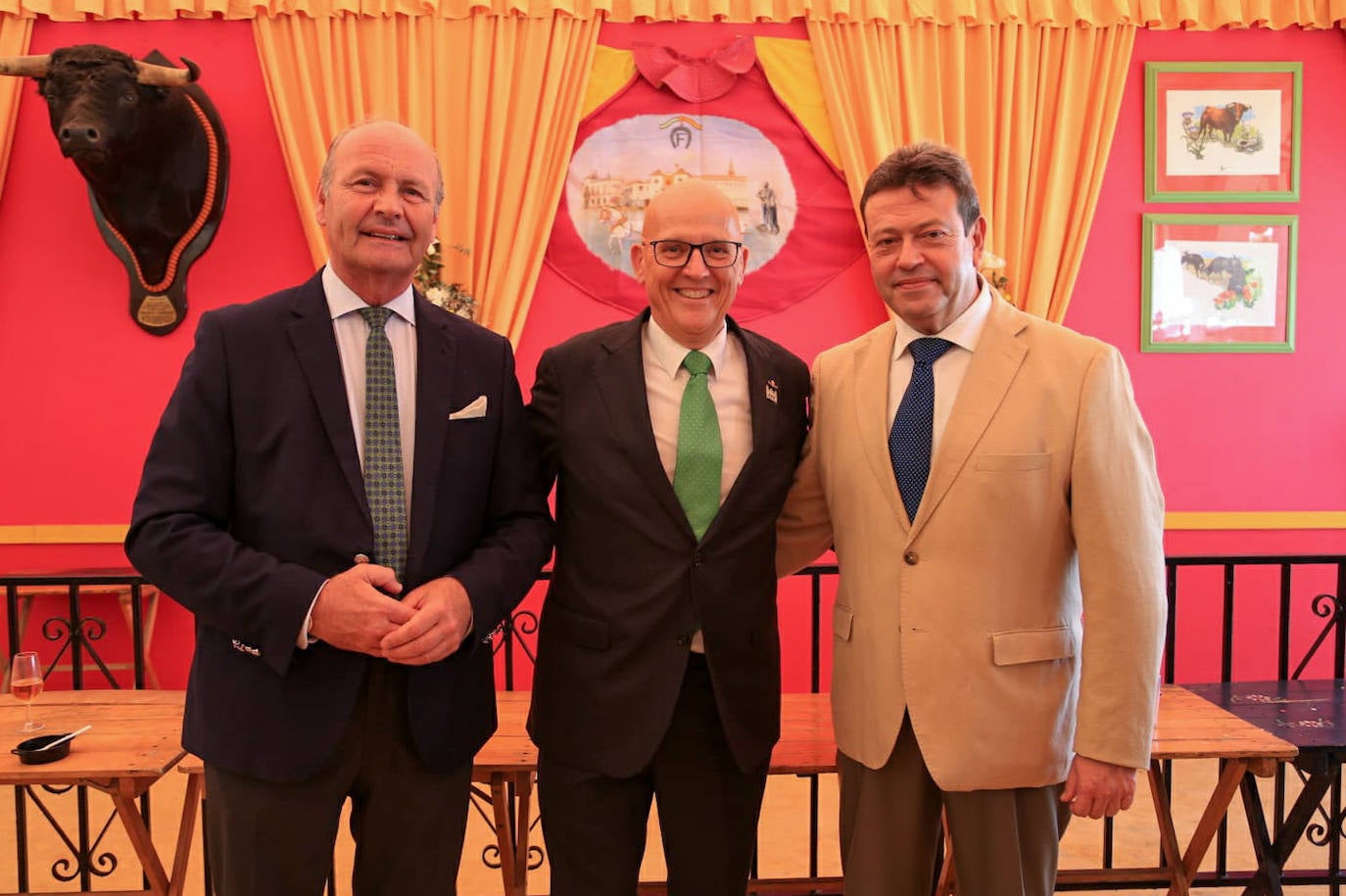 Jueves de recepciones en las casetas de la Feria de Abril de Sevilla ...