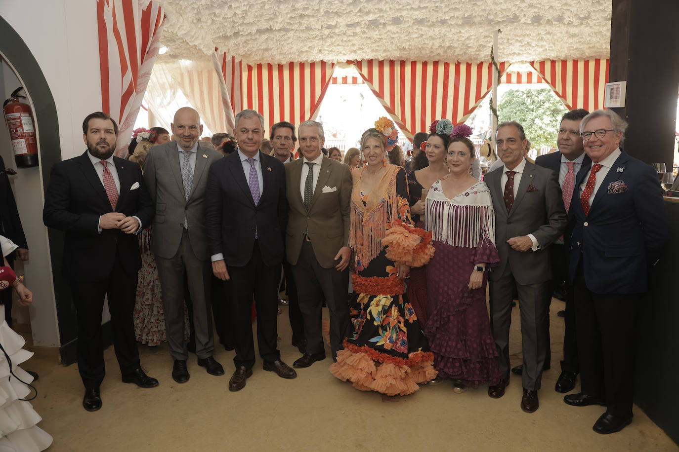 Jueves de recepciones en las casetas de la Feria de Abril de Sevilla ...