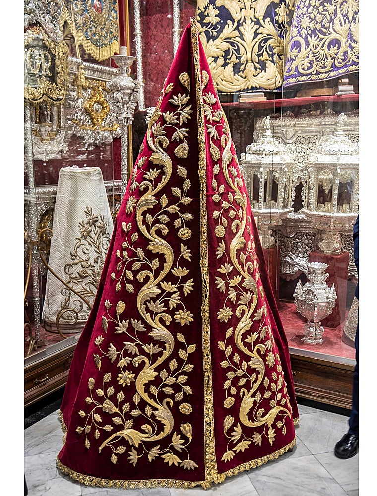 Pasión restaura el manto rojo de la Virgen de la Merced