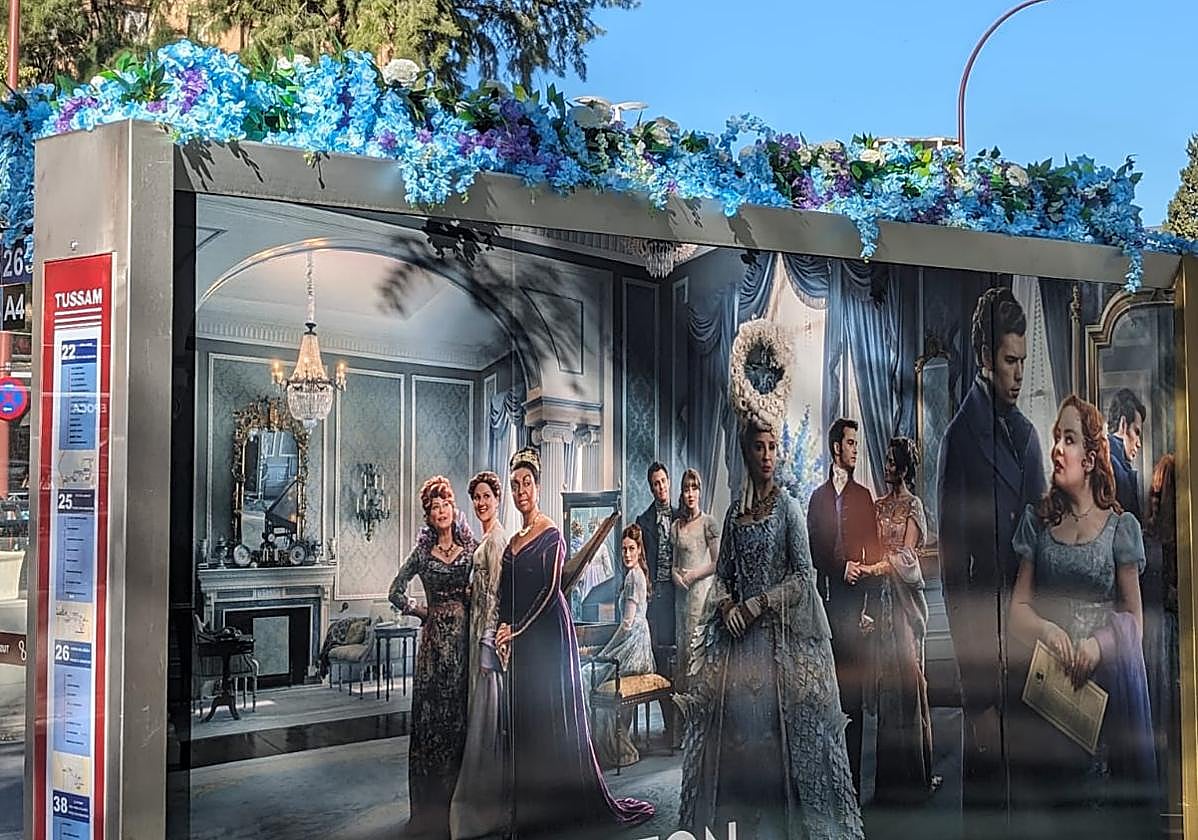 Netflix decora las paradas de Tussam en Sevilla para celebrar el ...