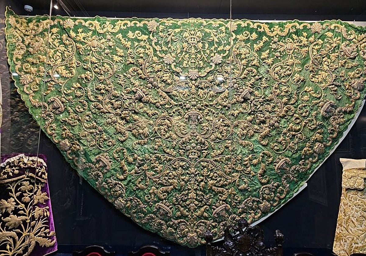 Hermanos de la Macarena piden explicaciones por el estado del manto de 'los Cisneros'