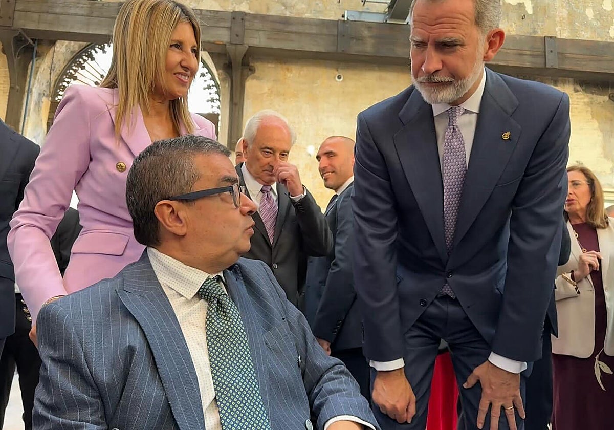 El cariñoso saludo del Rey a Francisco Robles en la exposición de los ...