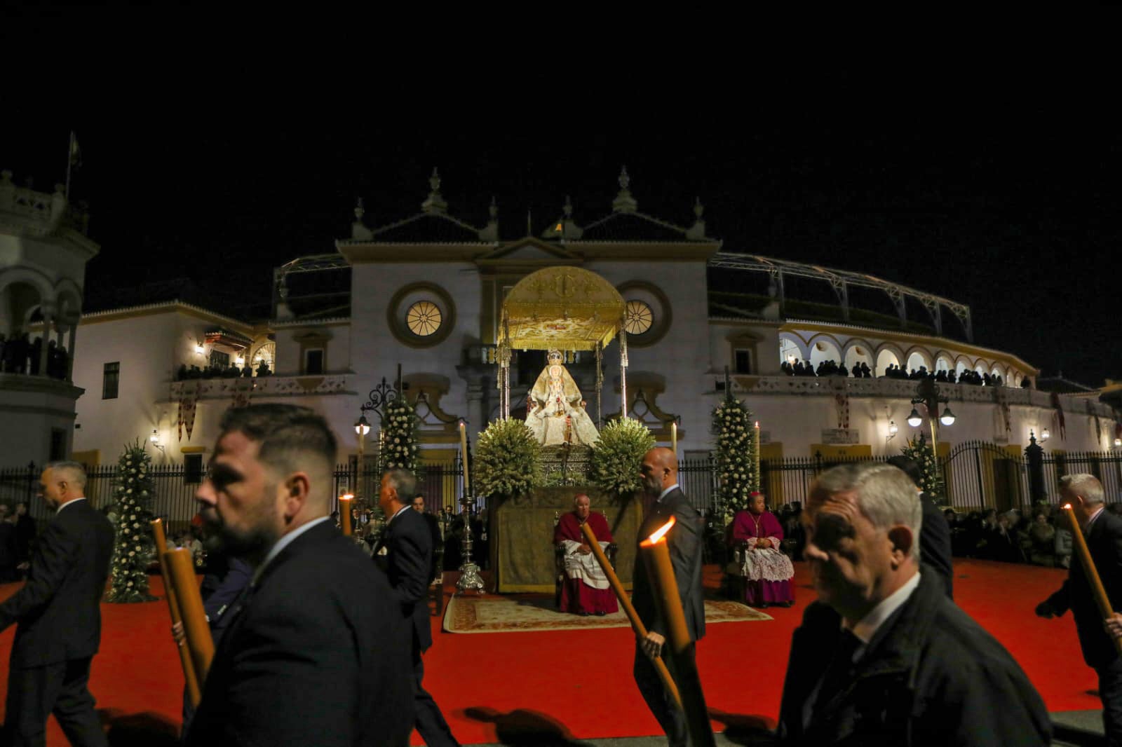 En imágenes, la procesión Magna a su paso por la Maestranza
