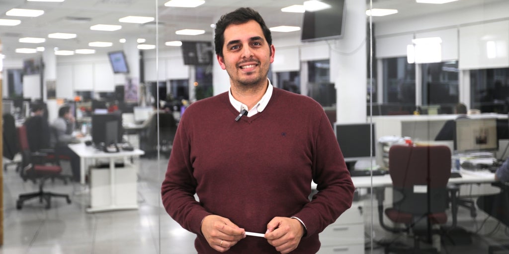 Javier Macías: «La serie '1992' de Álex de la Iglesia en Netflix es una oda al topicazo sevillano»