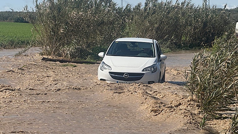 Rescatan en Arahal a un hombre de 73 años atrapado en la crecida de un arroyo