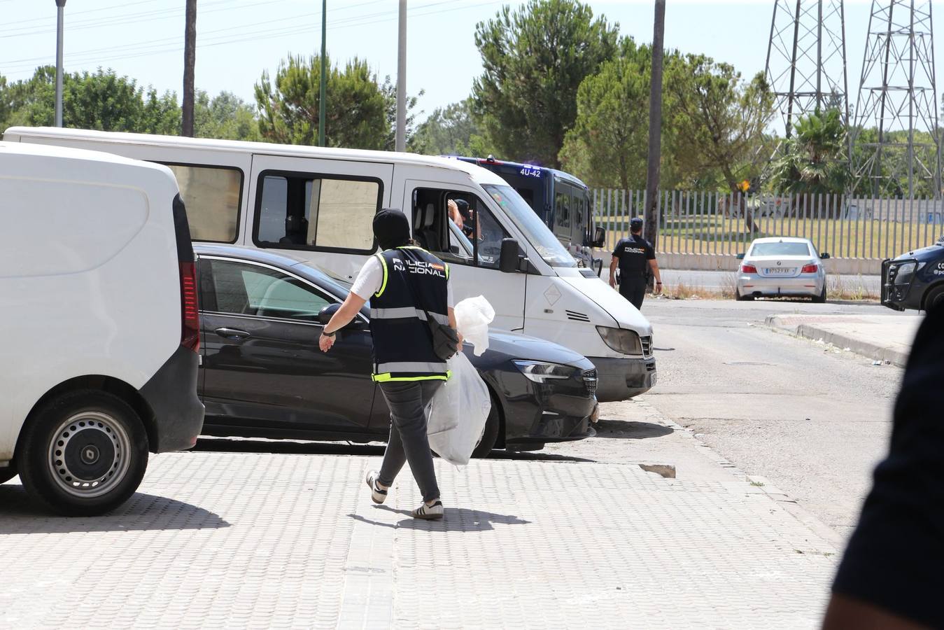 Imágenes de la redada de la Policía Nacional en las Tres Mil Viviendas