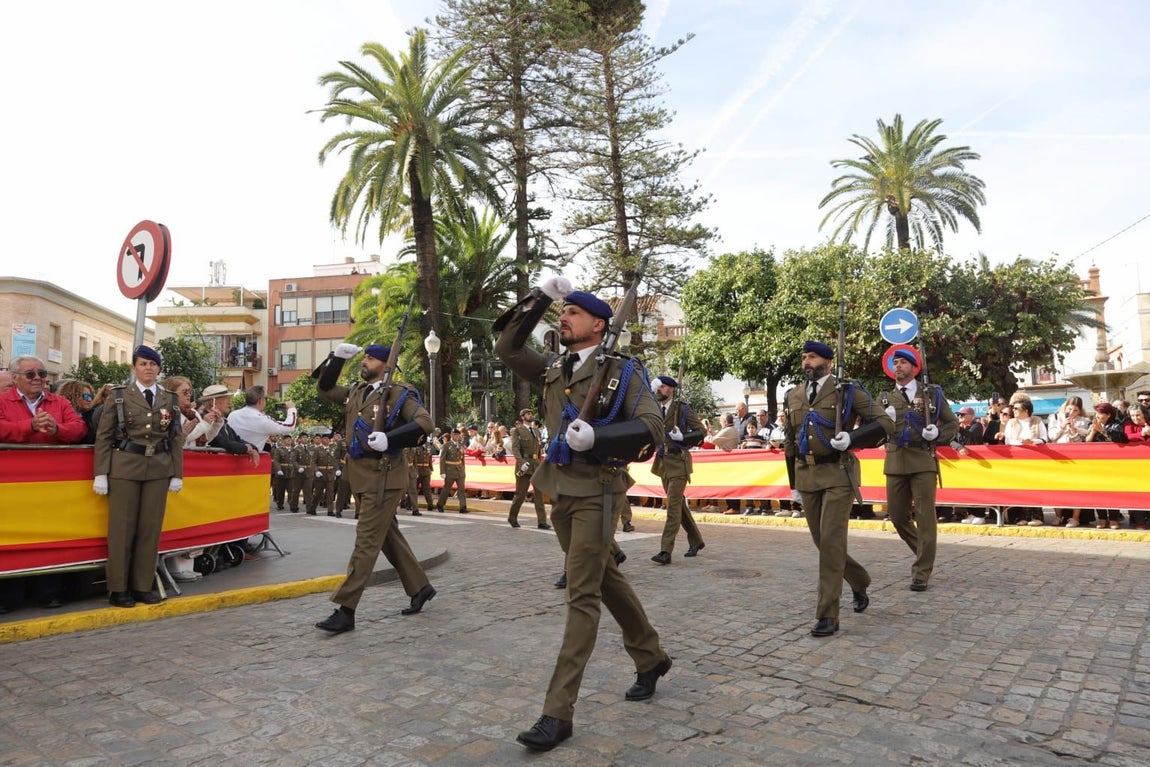 Las imágenes del desfile militar por el medio siglo del Batallón de ...