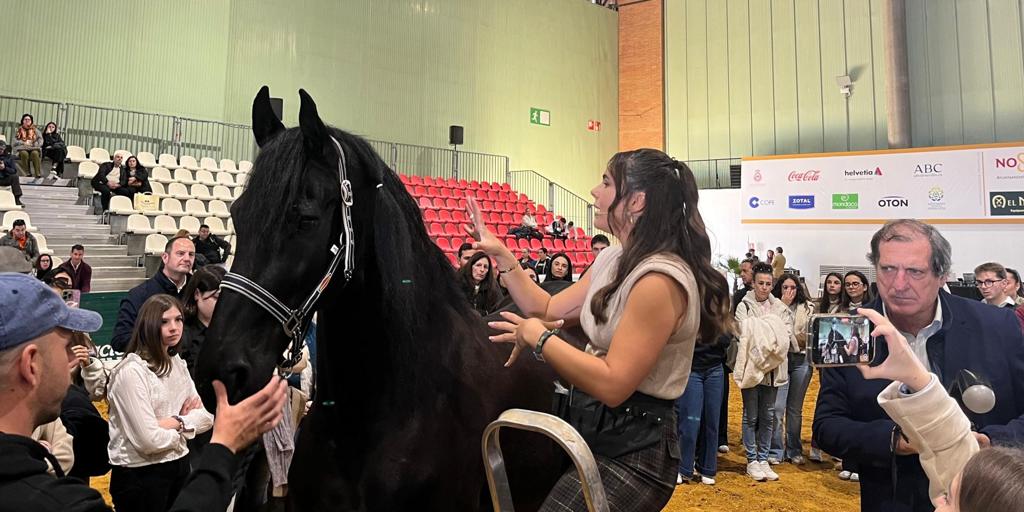 Míriam Luque, la influencer que trenza caballos y revoluciona Sicab