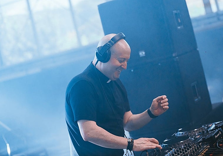 El cura DJ que se hizo viral pinchando en la JMJ: «Tengo un montón de sesiones este verano en mi ...