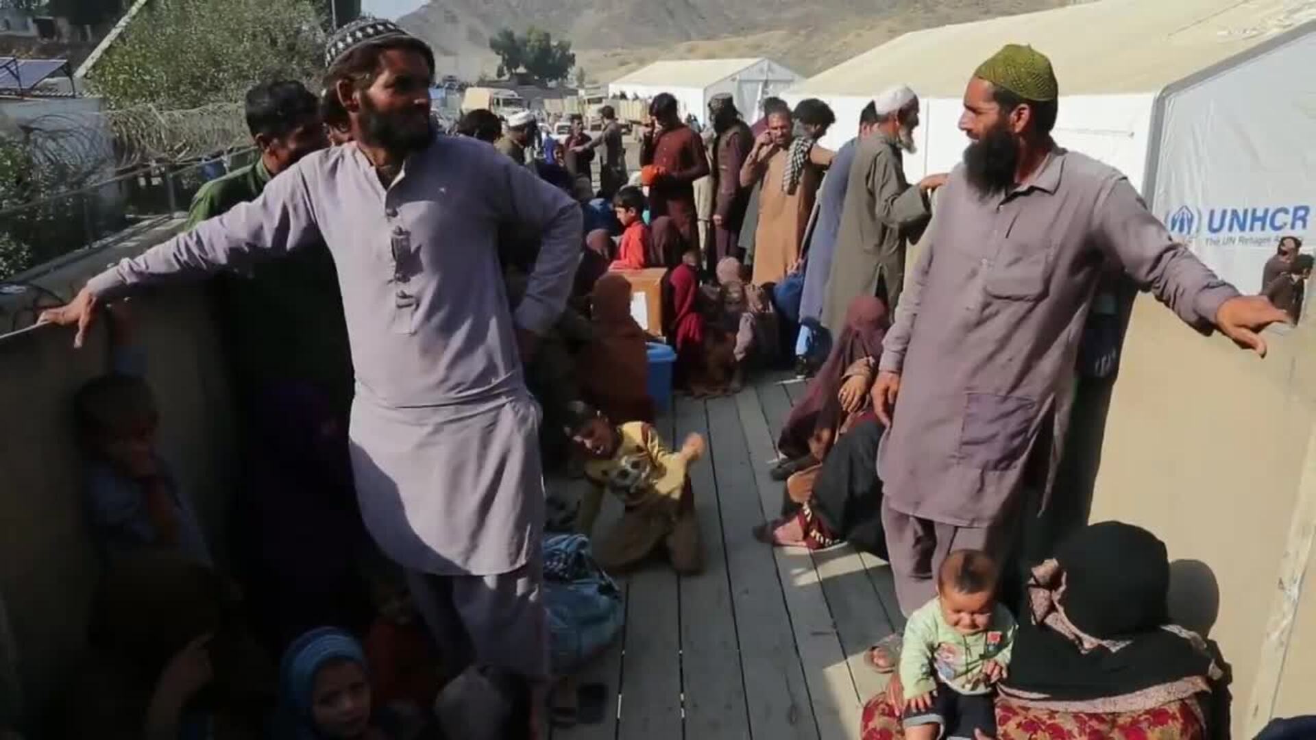 Afganos cruzan el paso fronterizo desde Pakistán en la ciudad de Toorkham