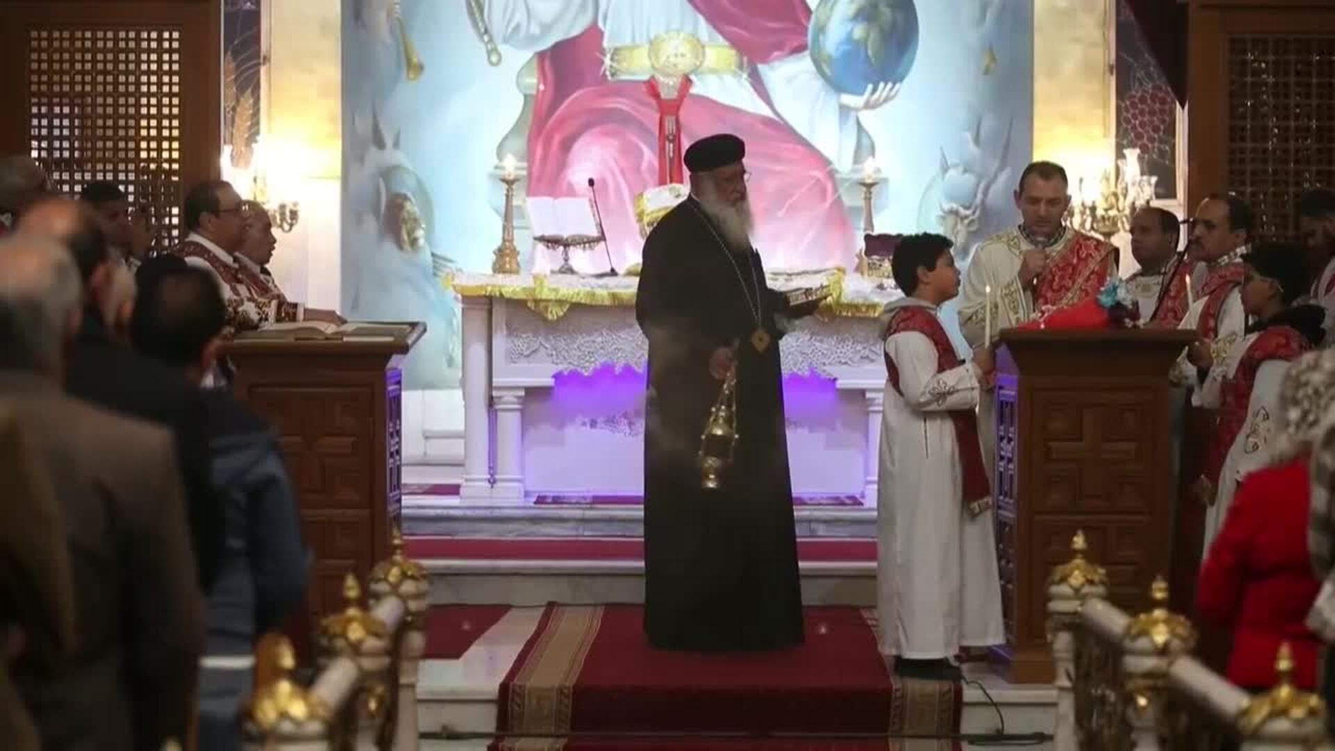 Cristianos coptos ortodoxos en El Cairo celebran la misa de Nochebuena
