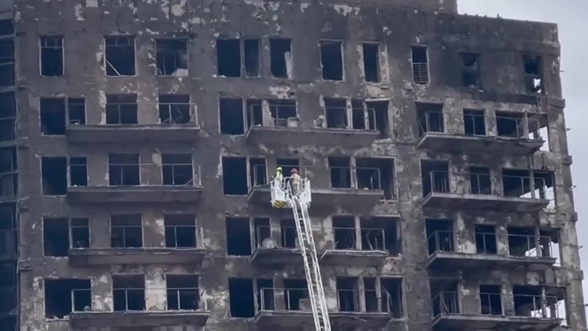 Los bomberos sanean la fachada del edificio incendiado en Valencia