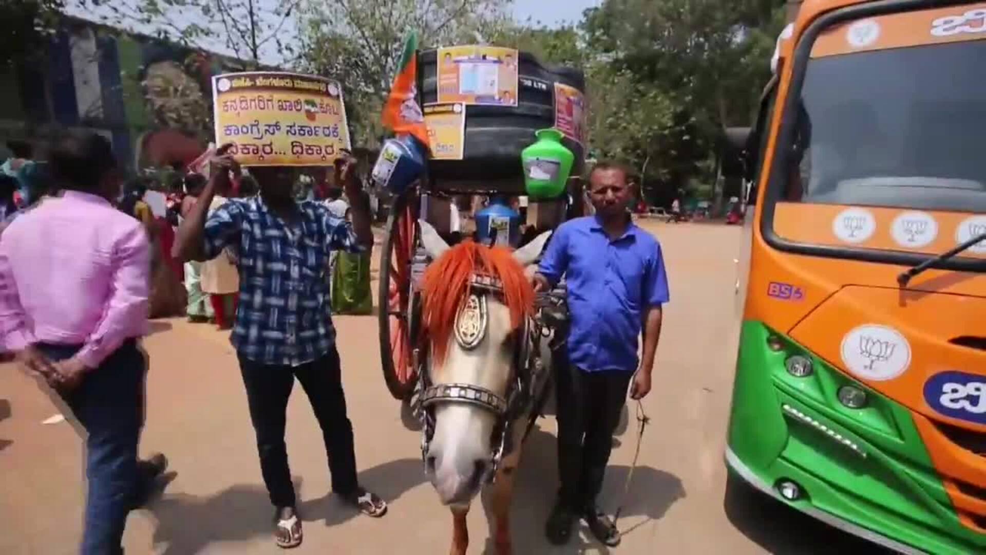 Simpatizantes del Partido Popular Indio exigen agua potable en Bangalore
