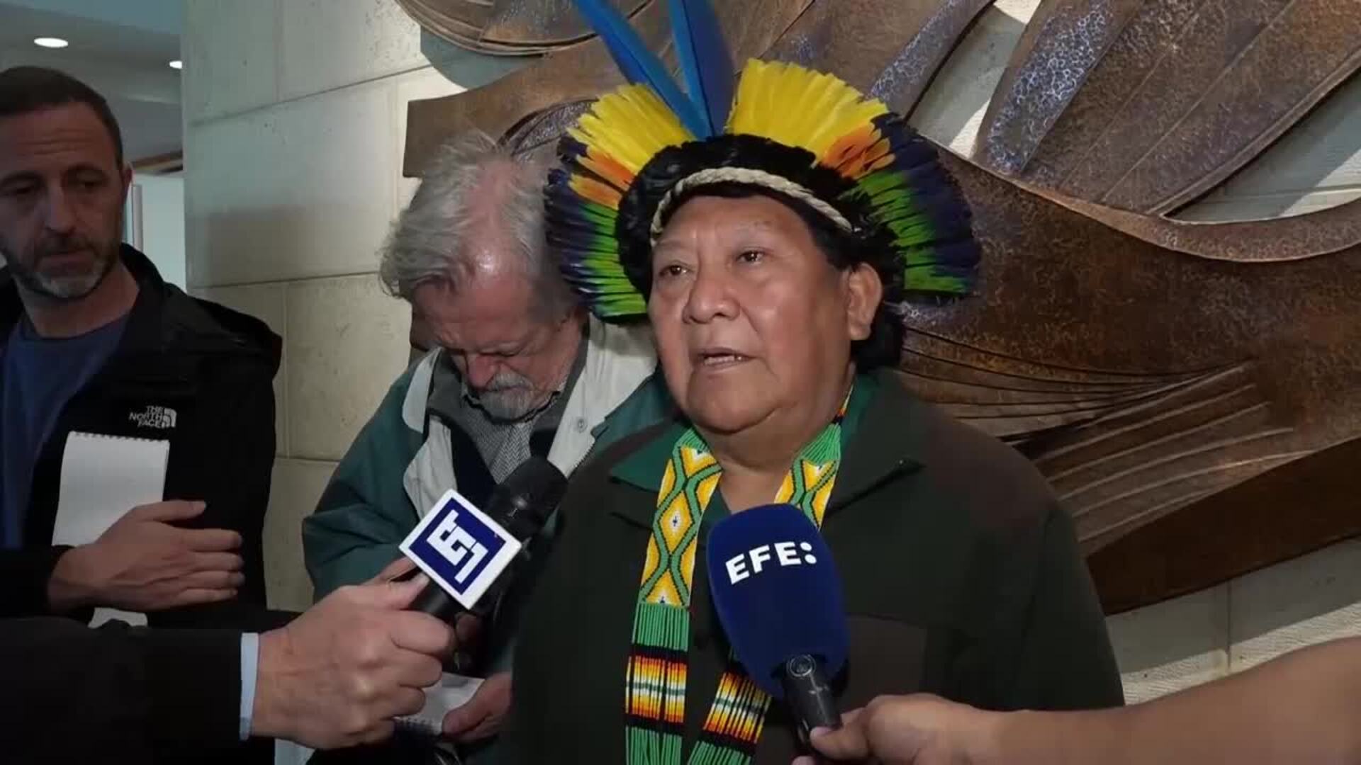 Davi Kopenawa, líder indígena yanomami, se reúne con el papa