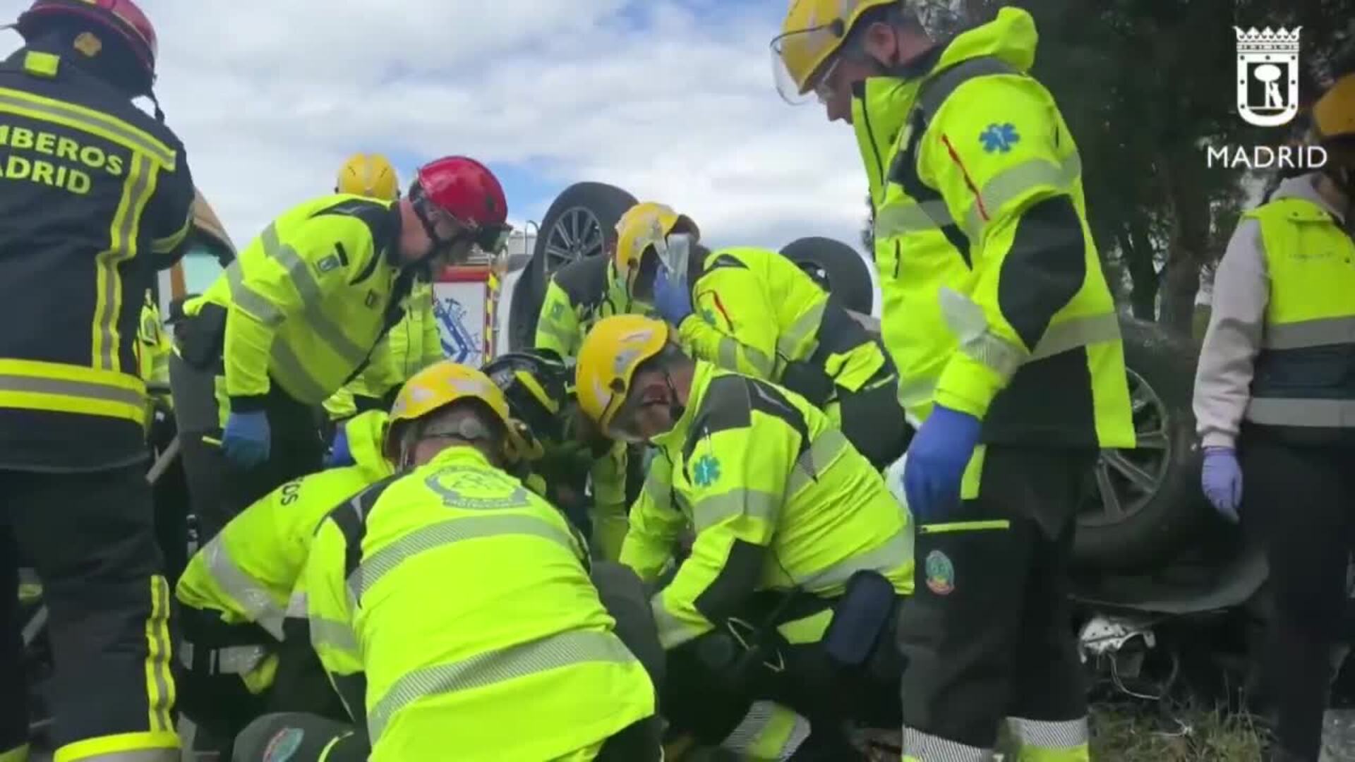 Herida grave tras volcar su coche y clavarse una barandilla en la ...