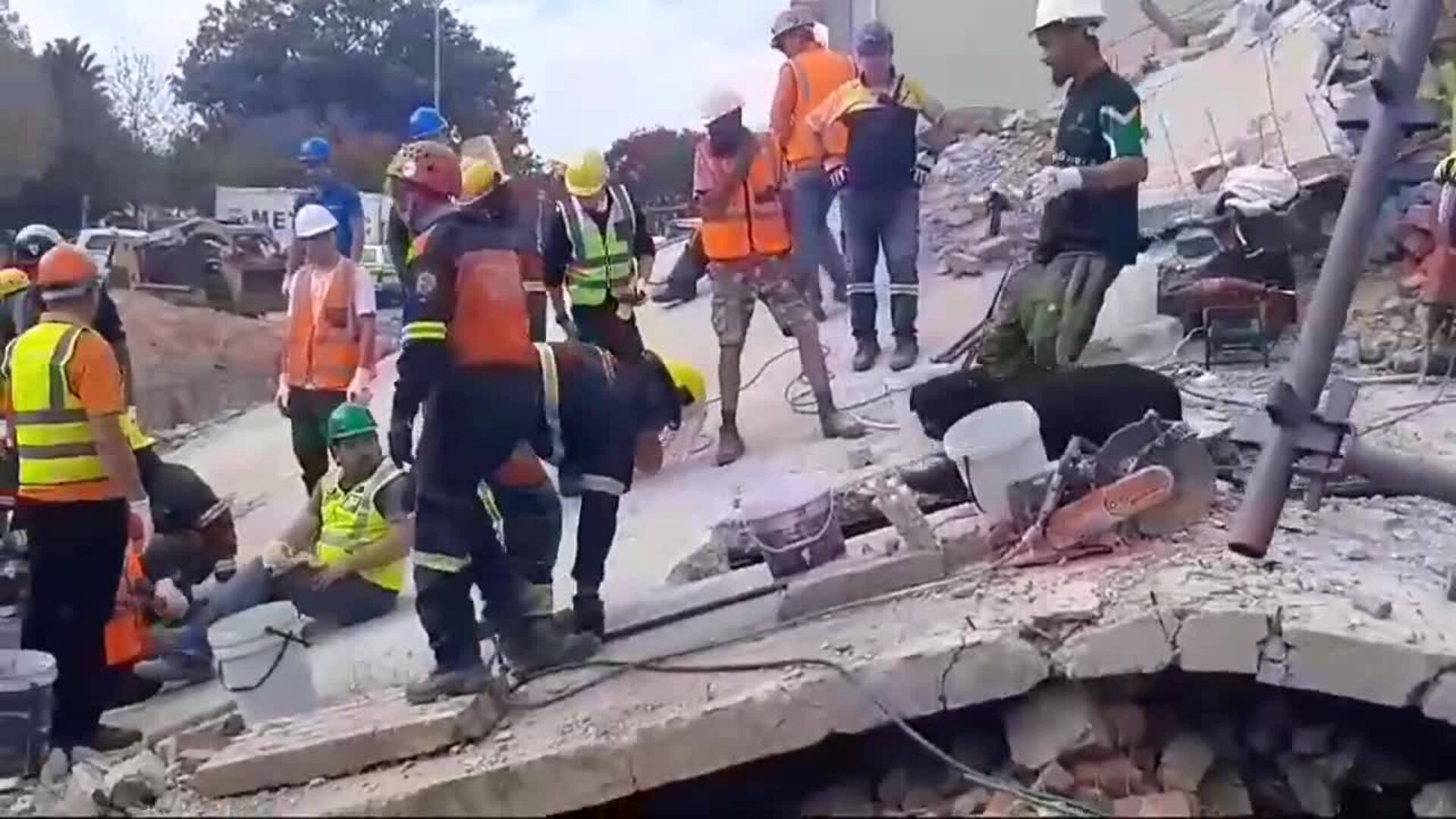 Al menos 6 muertos y casi 50 personas atrapadas en el derrumbe de un edificio en Sudáfrica