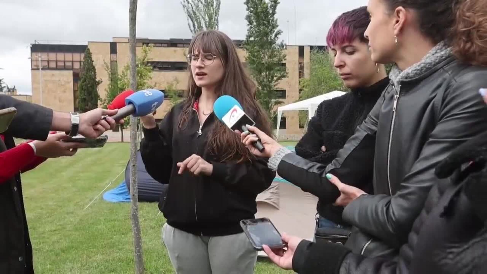 Comienzan a instalarse las tiendas de la acampada universitaria de ...