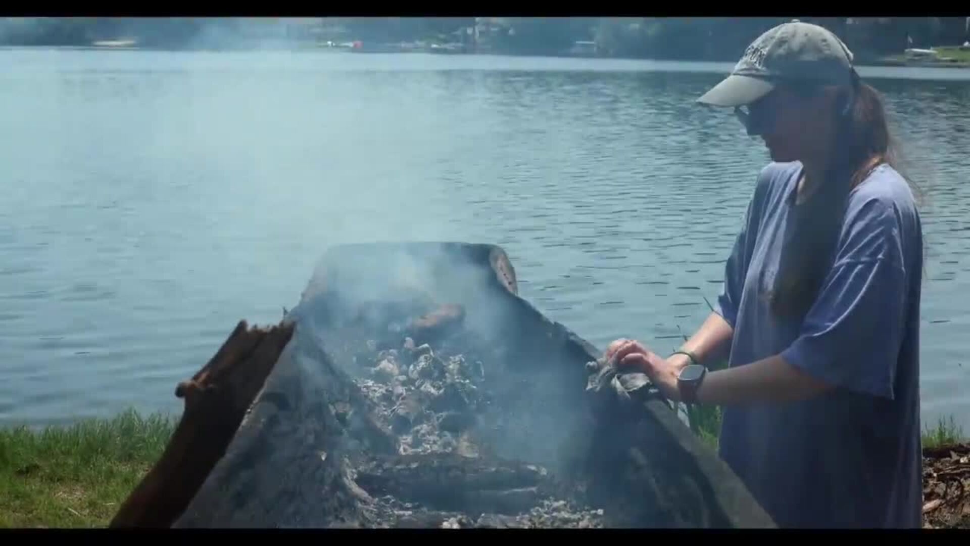 La tribu de los Nípmuc crea piraguas tradicionales en Massachusetts