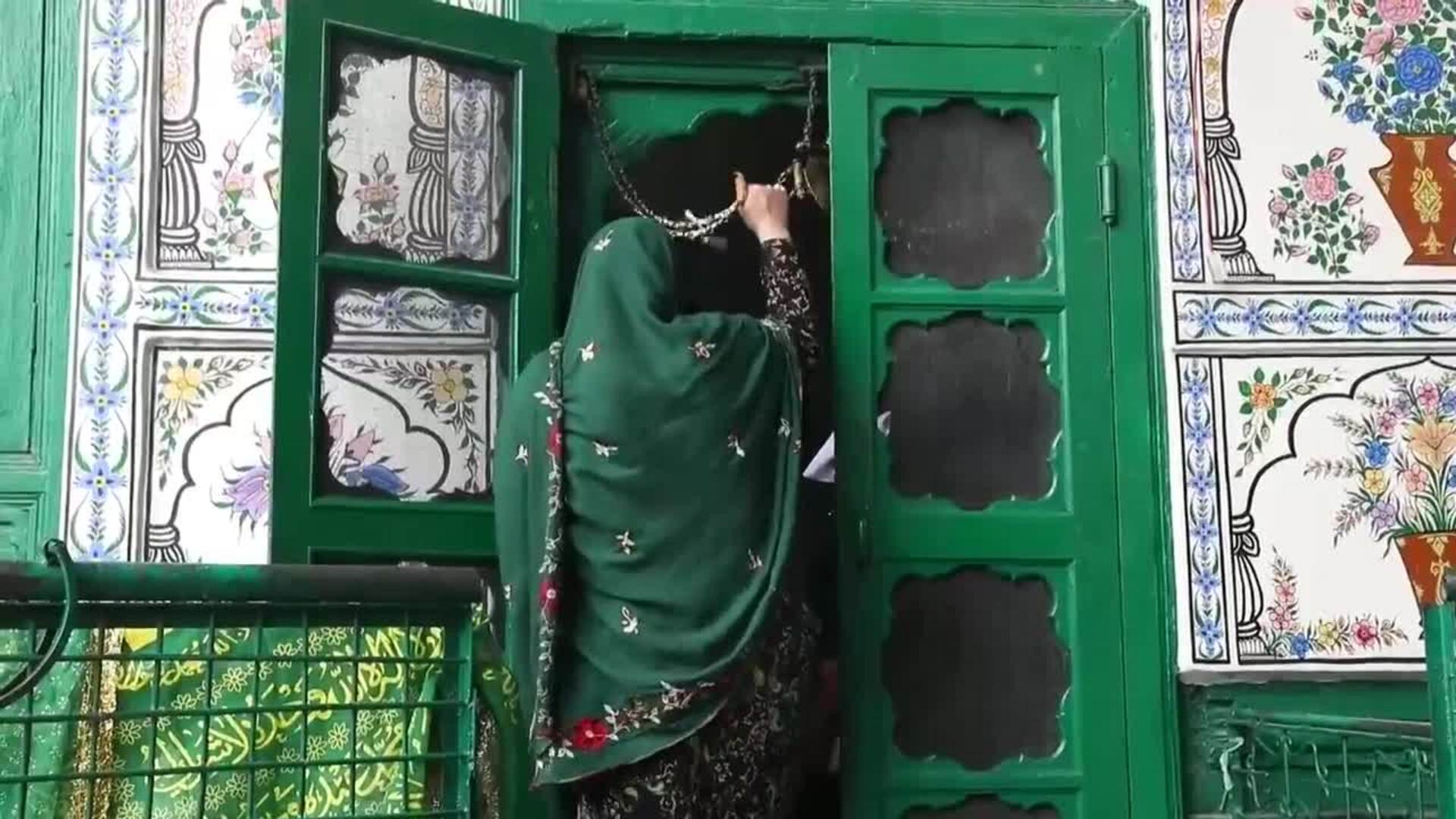 Musulmanes rezan en Srinagar en el aniversario de la muerte del santo ...