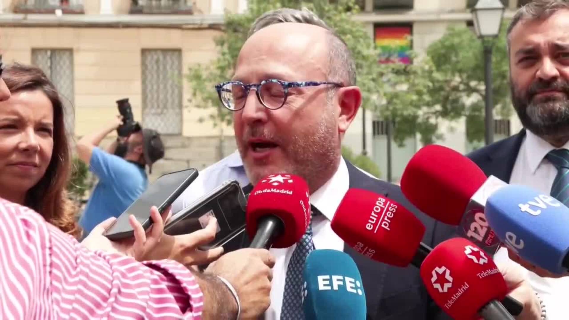 Izado de la bandera LGTBI en la plaza de Pedro Zerolo