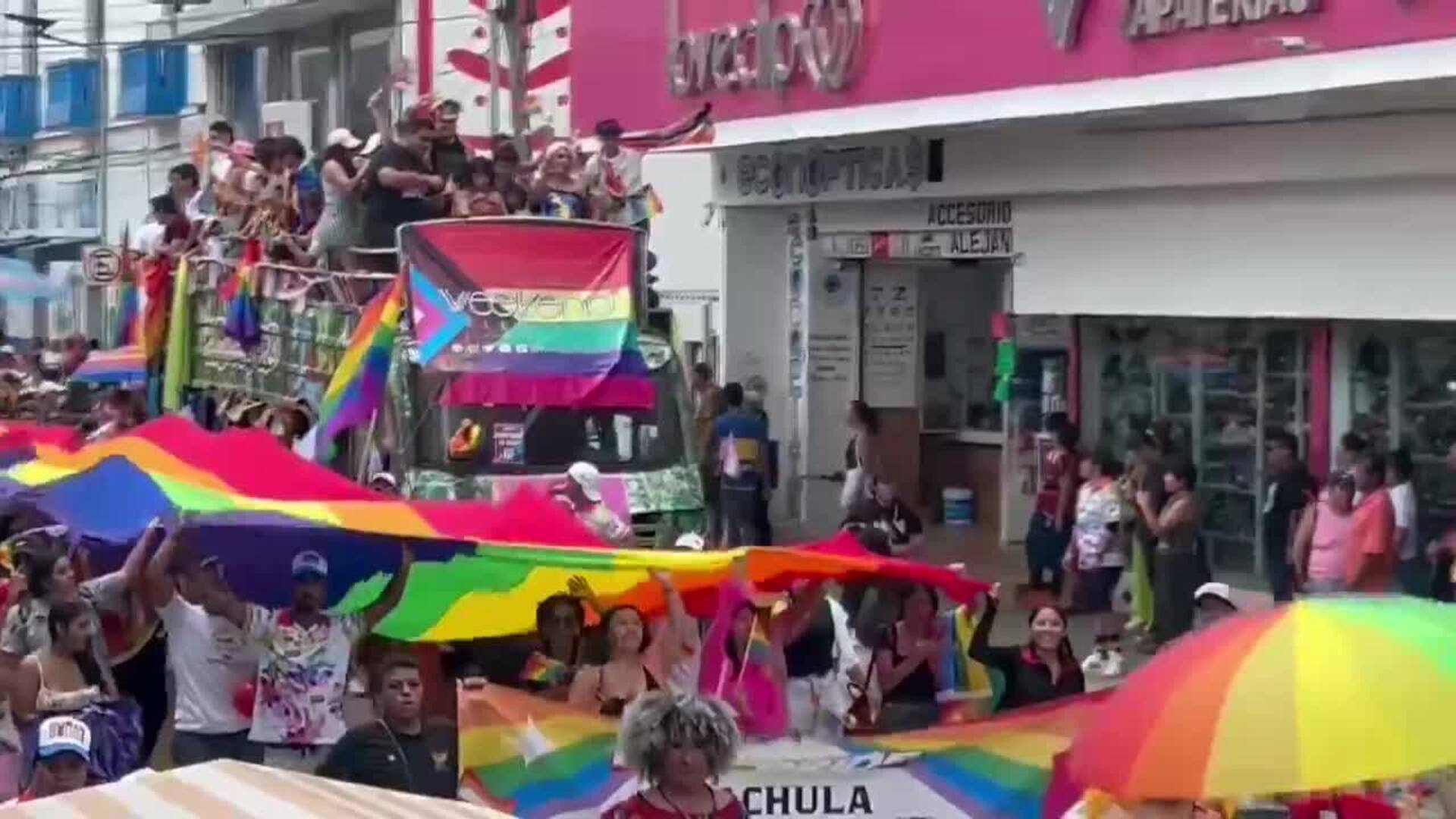 Marchan activistas y migrantes por el Orgullo LGTBI en la frontera sur ...