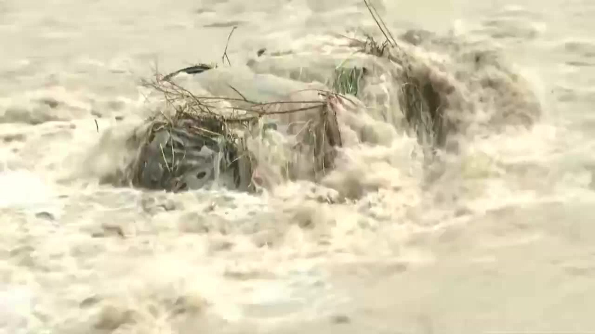 Al menos dos muertos tras colapso de puente en la carretera del puerto peruano de Chancay