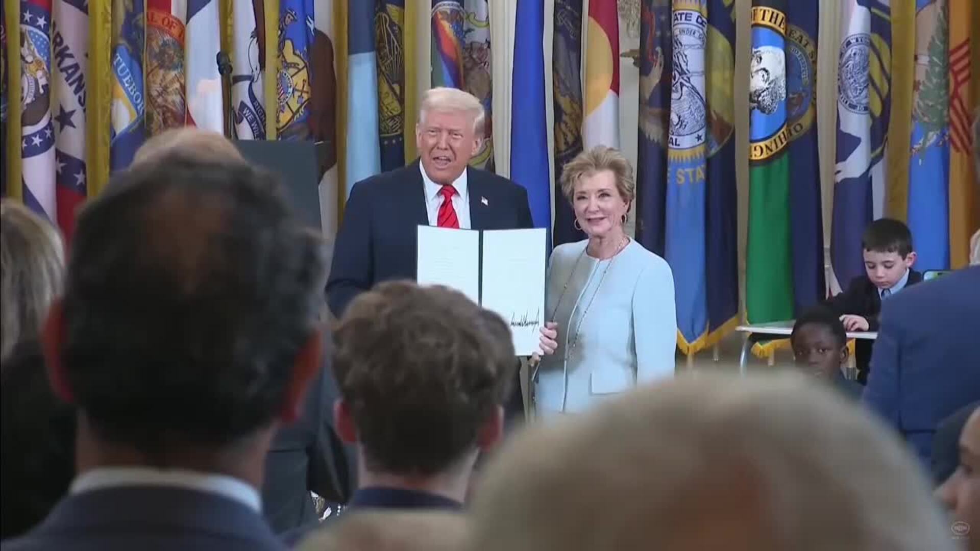 Trump firma una orden para desmantelar casi por completo el ...