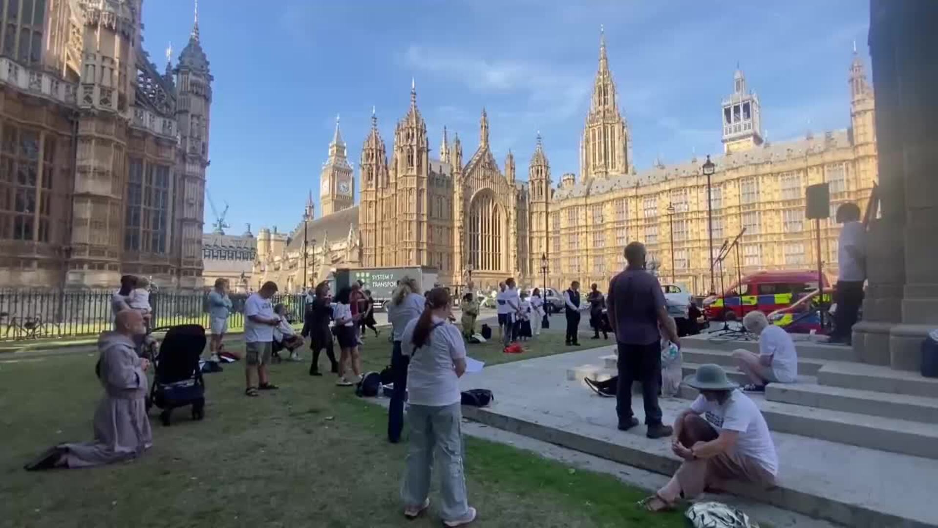 Un grupo de personas protestan frente al parlamento británico contra la ...