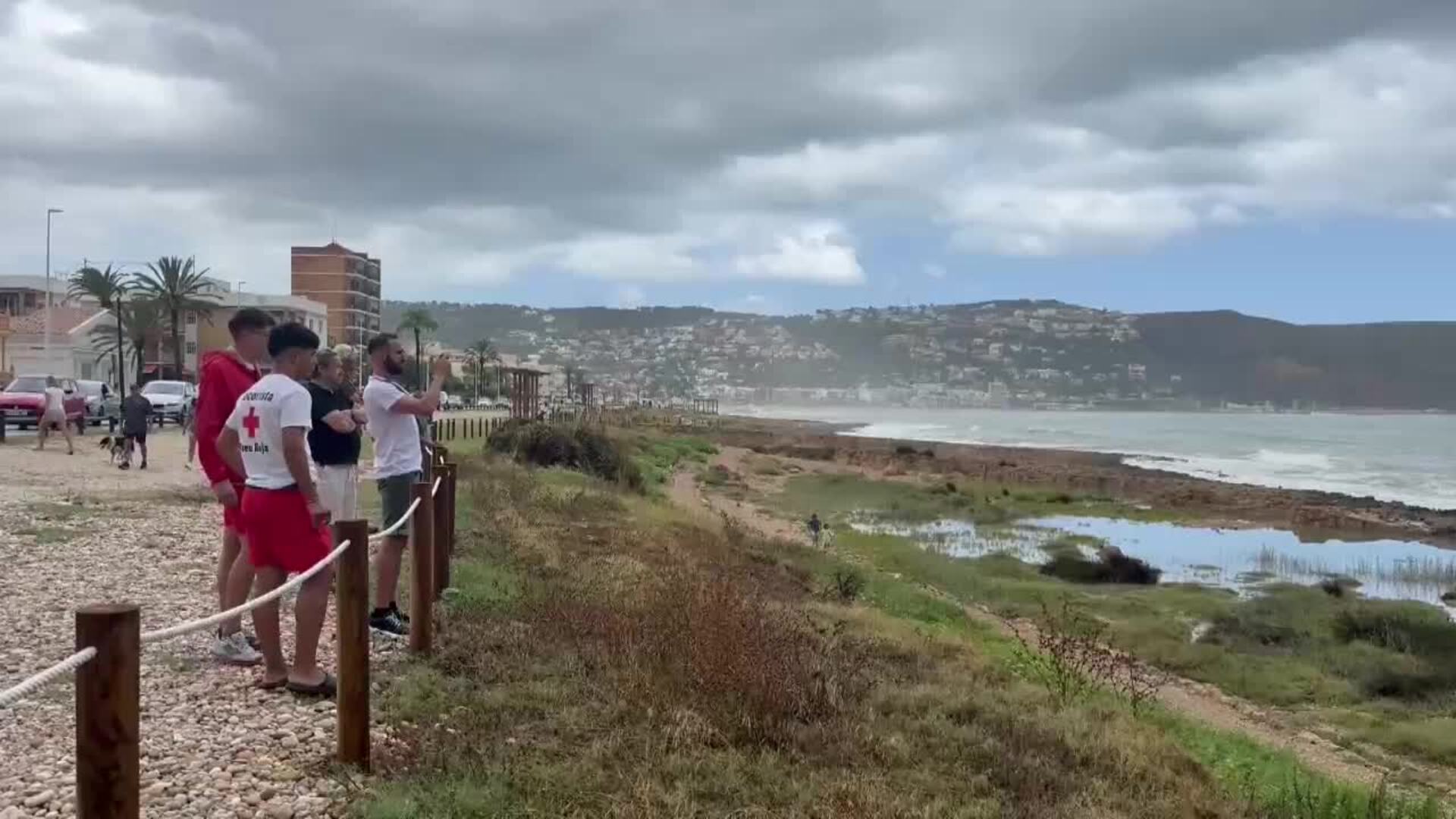 El temporal deja un velero encallado en la costa de Xàbia (Alicante)