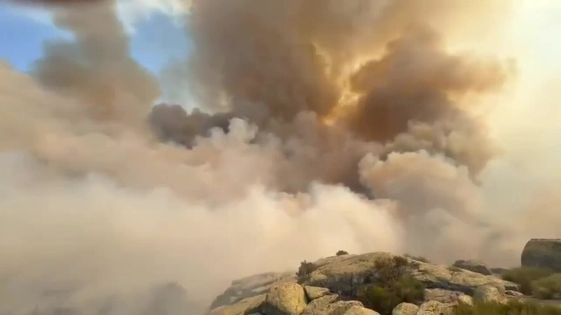 Medios del Plan Infoex y del Miteco luchan contra un fuego de alta ...