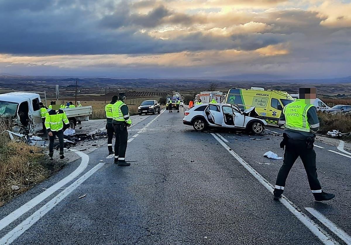 Muere un hombre al chocar su vehículo frontalmente con un camión en un ...