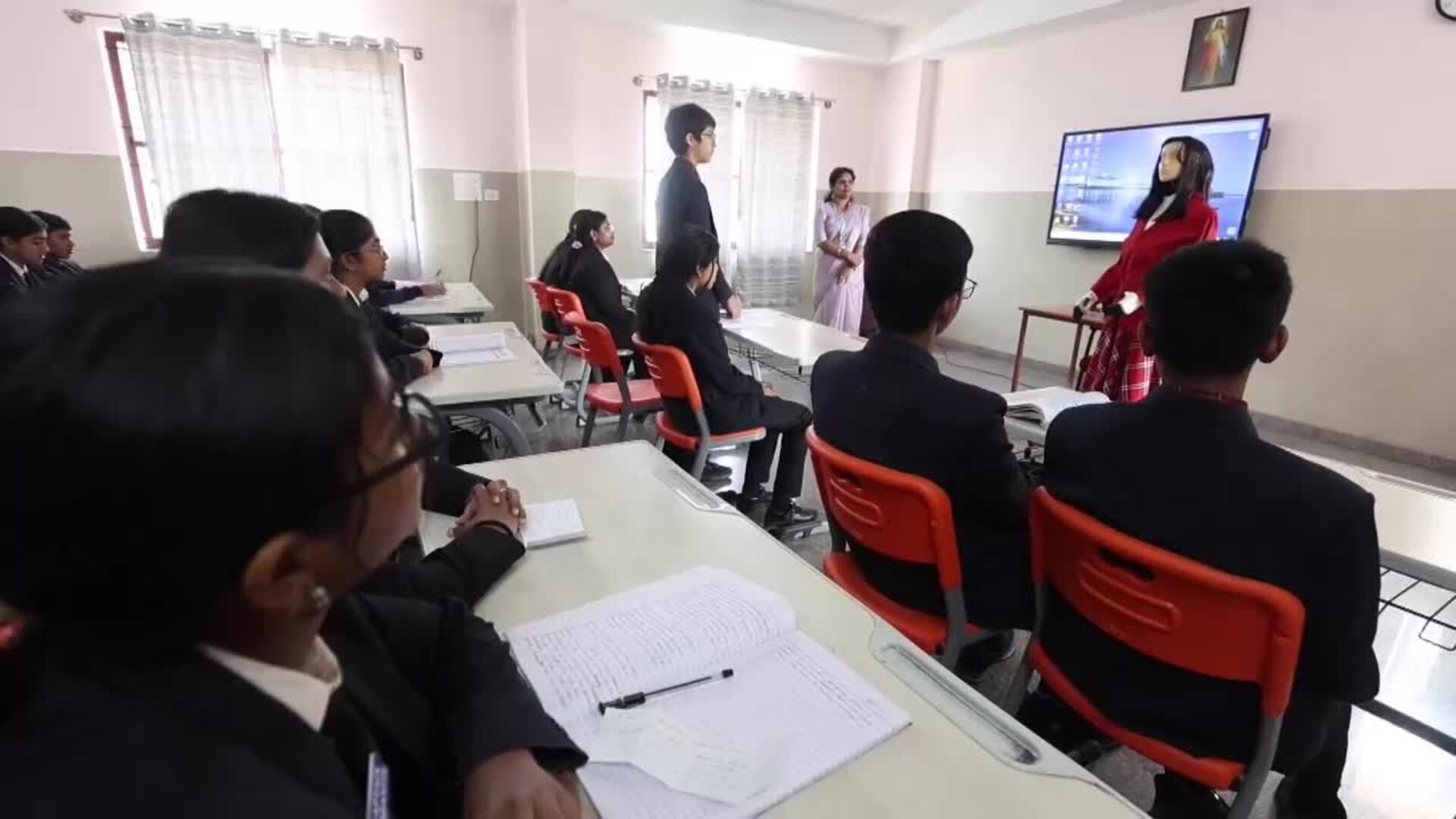 La Inteligencia Artificial "IRIS" imparte clases en la Academia de ...