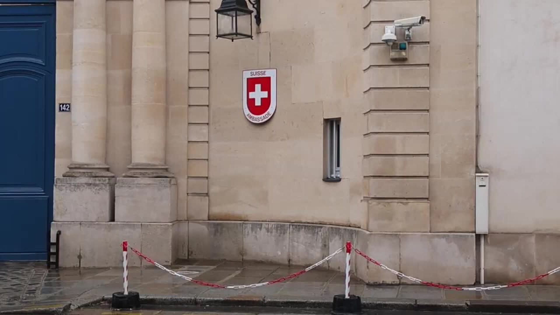 Bandera a media asta en la Embajada de Suiza en París por el incendio ...