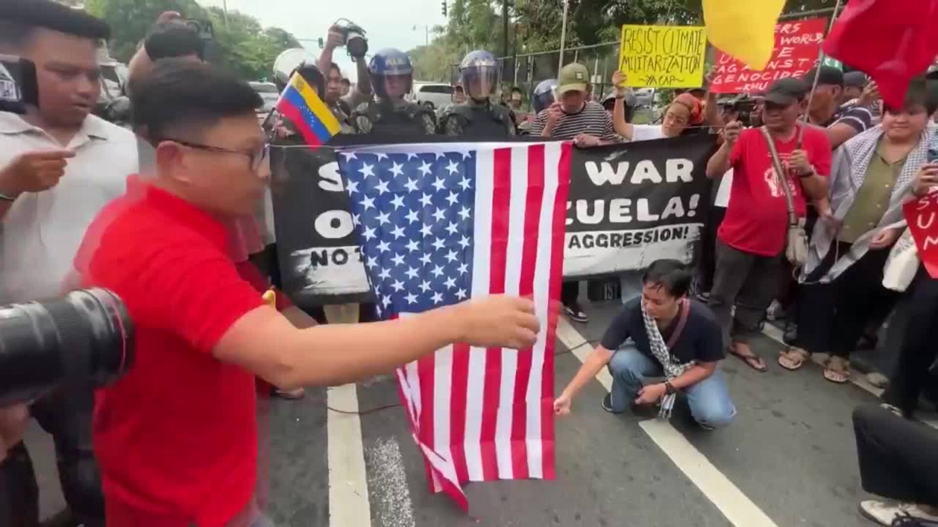 Filipinos protestan frente a la Embajada de Estados Unidos tras el ...