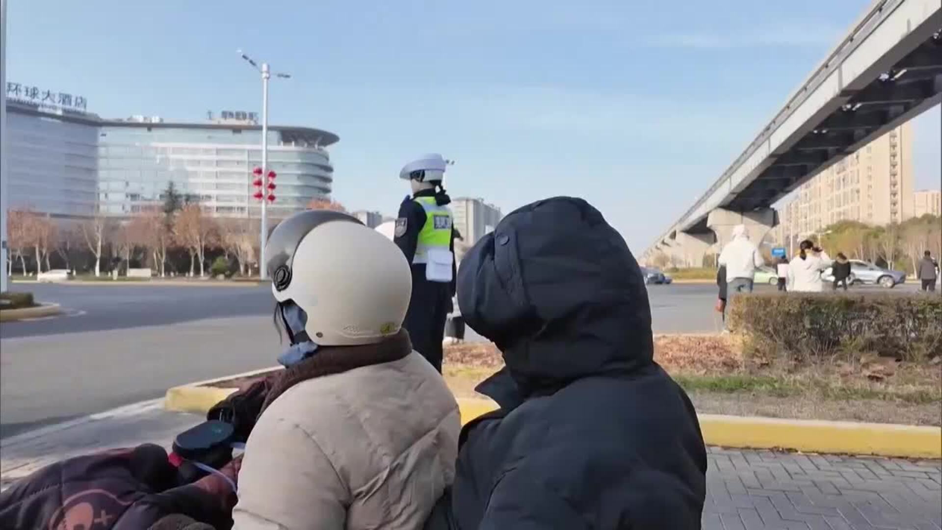 El primer robot policía de tráfico entra en servicio en una ciudad del ...